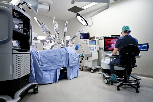 Presentan primer robot Hugo RAS en Hospital Angeles Acoxpa
